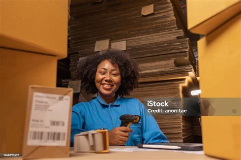 저장 소포 복용 및 바코드를 스캔하고 선반에 상자를 놓는 사람들 창고의 직장 배달 및 물류 개념에서 여성 비즈니스 담당자 사업가 소유자 30 34세에 대한 스톡 사진 및