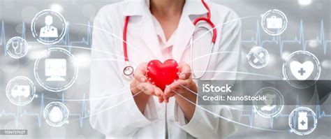 의료 의료 개념의학 의료 사람들 응급 서비스 네트워크 환자 건강의 의사 데이터의 상징을 보여주는 디지털 의료 아이콘 그래픽 배너와 병원에서 의사 원격의료에 대한 스톡 사진