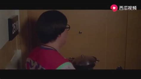 小伙小心翼翼侍奉的女神，却只是别人的玩物，太真实了！手机新浪网