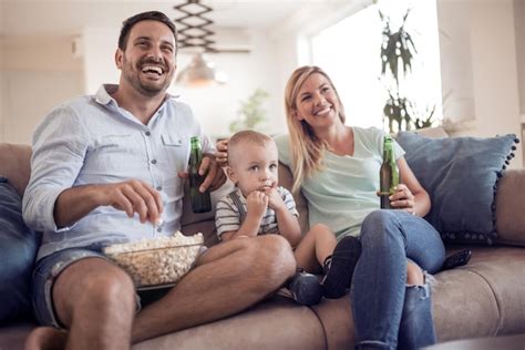 Familia Feliz Viendo La Televisi N En El Sof En Casa Foto Premium