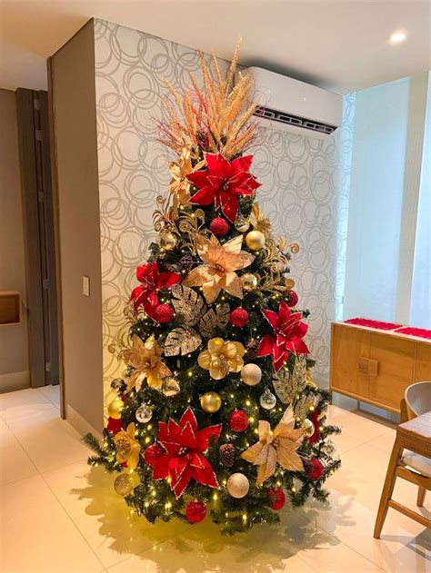 A Decorated Christmas Tree With Red And Gold Decorations
