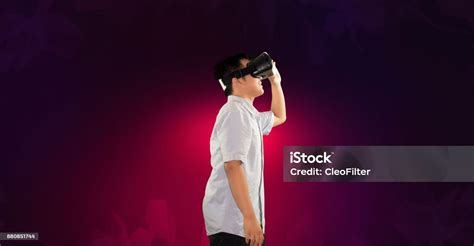 반 몸 쪽 볼 경험 하 고 화려한 배경으로 가상 현실을 즐기는 십 대의 총 천년 십 대 가상 현실 헤드셋 장비를 사용 하 여입니다 3차원 형태에 대한 스톡 사진 및 기타