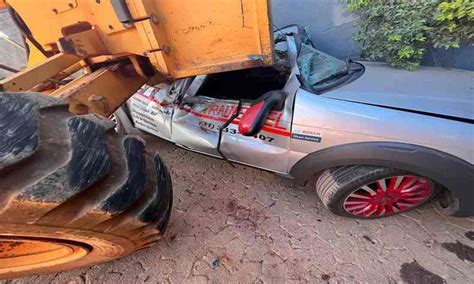 Trator Passa Por Cima De Carro E Deixa Duas Pessoas Feridas Em BH