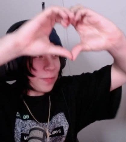Quackity haciendo un corazón Famosos divertidos Youtubers famosos