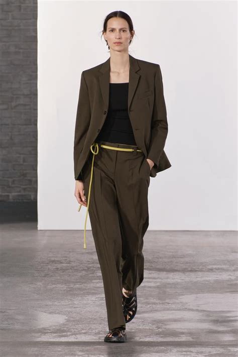 자라 Zara Woman Collection버튼 홀 디테일이 매치된 슬림 라펠 칼라 블레이저 버튼 마감 숄더 패드 긴소매