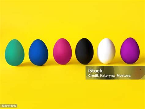 노란색 배경에 화려한 계란 흑인의 삶은 중요하고 모든 생명이 중요하고 다양성 평등한 권리 개념 0명에 대한 스톡 사진 및 기타 이미지 Istock