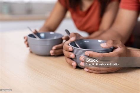 자른 밀레니엄 아프리카계 미국인 남자와 여자는 부엌의 테이블에서 빈 접시를 손에 들고 닫습니다 2명에 대한 스톡 사진 및 기타