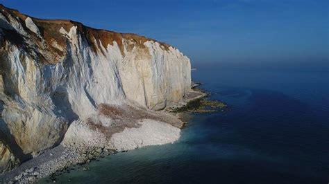 英国一悬崖崩塌 5万吨石灰岩倾泻而下新浪图片