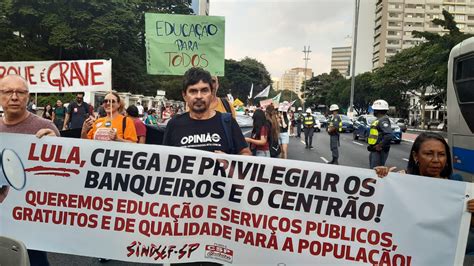 Em Greve Servidores Da Educação Federal Realizam Dia De Luta Em Defesa