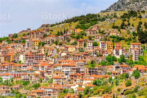 Arachova 그리스의 공중 전망입니다 파 산 그리스의 녹색 사면에 있는 마 건축에 대한 스톡 사진 및 기타 이미지 건축