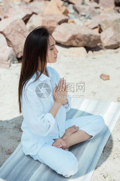 在瑜伽垫上以安贾利手印姿势闭着眼睛冥想的专注亚洲高清图片下载 正版图片503596160 摄图网
