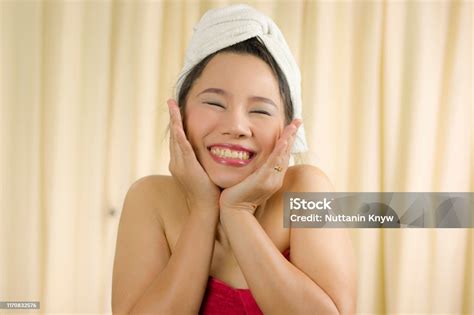 아시아 여자 는 샤워 후 수건에 싸여 머리를 씻은 후 그녀의 가슴을 커버하는 치마를 착용 건강한 생활방식에 대한 스톡 사진 및