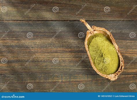 Polvo De Moringa Moringa Oleifera Fondo De Madera Foto De Archivo