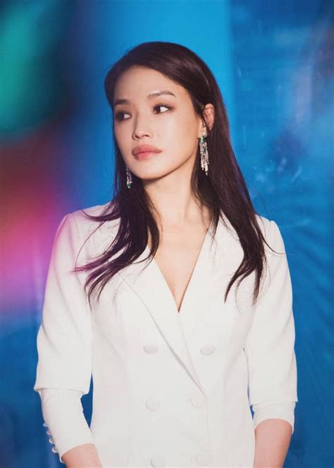舒淇婚後氣質越來越好了 一襲白衣一半幹練一半少女 每日頭條