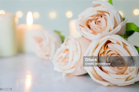 발렌타인 데이 사랑 또는 결혼식 테마에 대한 흐릿한 촛불과 흰색에 베이지 장미 2월에 대한 스톡 사진 및 기타 이미지 2월
