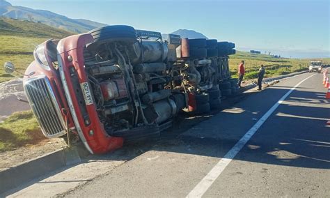 Tráiler Se Vuelca En La Vía Ambato Riobamba Diario La Hora