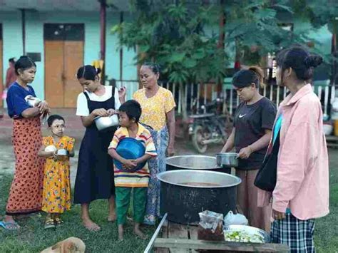 ဆားလင်းကြီးမြို့နယ်ရှိ စစ်ဘေးရှောင် ပြည်သူများကို အစားအသောက်များ ကျွေးမွေးလှူဒါန်း Khit Thit Media