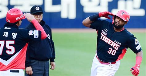 ‘쐐기 투런포 포함 4타점 소크라테스 “우승하고 내년 Kia로 돌아오고파” Ks4 인터뷰