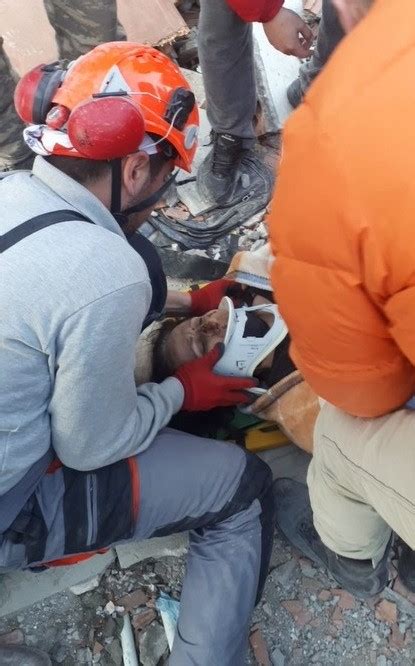 Enkaz Altından çıkarılan Kadının Ilk Sözleri ‘allahım şükürler Olsun