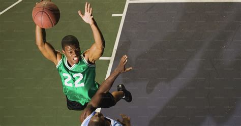 농구 코트에서 농구를 하는 두 남자 사진 Unsplash의 스포츠 이미지