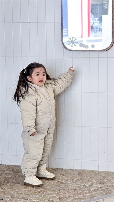 조희원 제품제공 오늘같이 칼바람 부는 날 외출하려면 따뜻하게 입을 외투는 필수ᐟ 그래서 하윤이는 베베누보 패딩수트를 입어요🤍 솜 충전재와 발열 원단으로 따뜻하게 입을