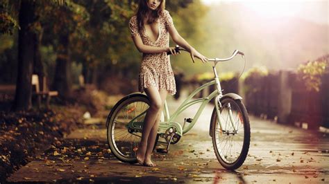 Красивая девушка с велосипедом · 1920x1080 Full Hd бесплатная фотография от Ya1668773354463