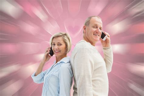 Imagem Composta Dos Pares Maduros Felizes Que Falam Em Seus Telefones