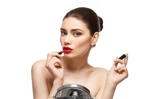 Chica Aplicando Lápiz Labial Rojo Foto Premium