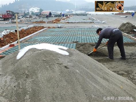 湖北宜昌農民工冒著1低溫鋪設廣場地磚 每日頭條