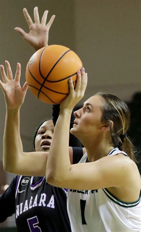 Uwgb Women Cruise Past Niagara To First Wnit Win In Program History