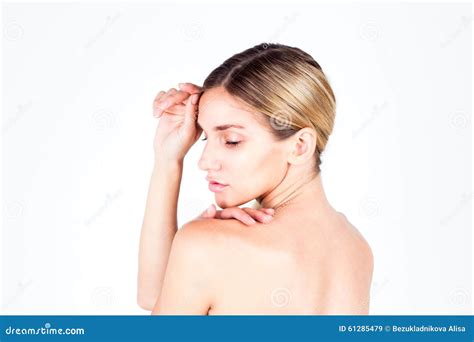Mujer Joven Con La Piel Hermosa Y Una Parte Posterior Desnuda Que Mira Abajo Y Que Toca Su