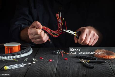 연결용 전선 마스터 전기 기술자의 작업장에서 전기 장비 수리 작업 중 전문 마스터의 손 클로즈업 전기공에 대한 스톡 사진 및 기타 이미지 Istock