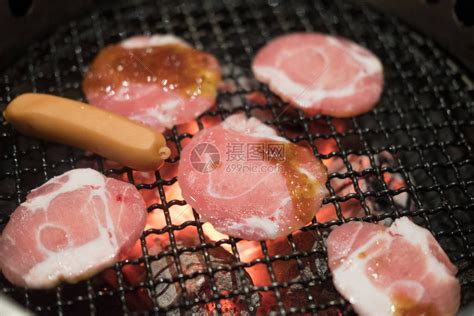 猪肉切片烤在日式炉子上高清图片下载 正版图片504204309 摄图网