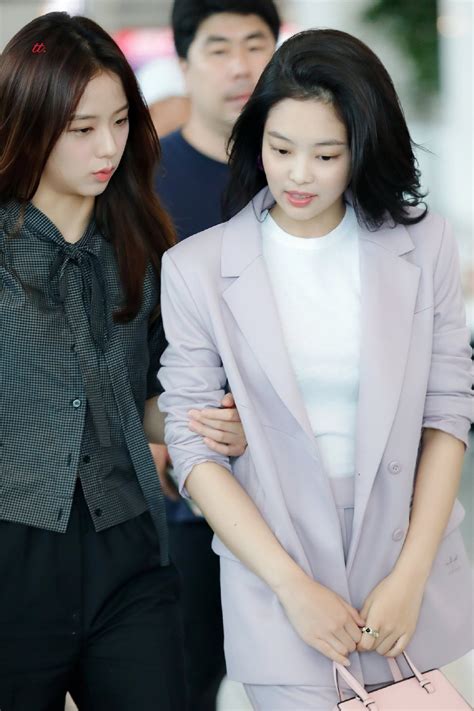 珍妮的西装这个颜色的学名是什么，莫兰迪紫？cr Logo