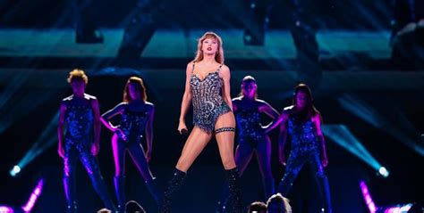 Πώς η Taylor Swift συγκεντρώνει τους Michael Jackson Steve Jobs και