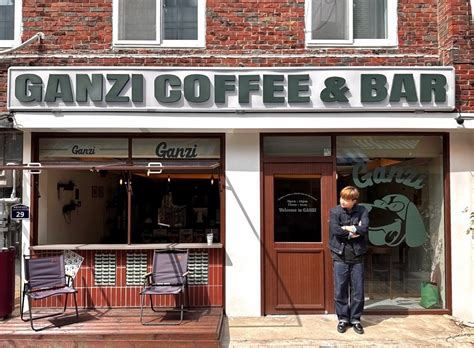 김동훈 초여름이라는 가게를 오픈하고 딱 반년이 지나고 간지커피라는 새로운 가게를 만들었습니다 청량하고 담백한 여름을 표현한 초여름이 있다면 간지커피는 힙하고 멋있게