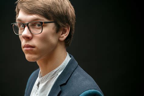 신용 치 않는 얼굴로 심각한 젊은 남자의 측면 보기 초상화 닫기 검정색 배경에 대한 스톡 사진 및 기타 이미지 검정색 배경