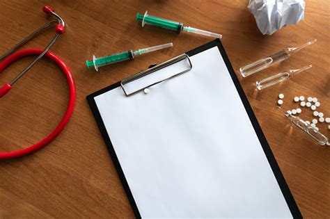 의료 청진기 앰플 및 알약과 의사 작업 장소 나무 책상 배경 개념 의학 0명에 대한 스톡 사진 및 기타 이미지 0명 개념
