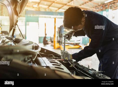 Vehicle Repair High Resolution Stock Photography and Images - Alamy