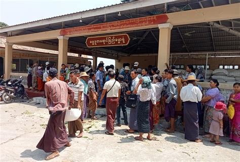 စစ်ကိုင်းမြို့တွင် ယာယီနေရပ်စွန့်ခွာသူများအား ဆန်ရိက္ခာများ ထောက်ပံ့ပေး