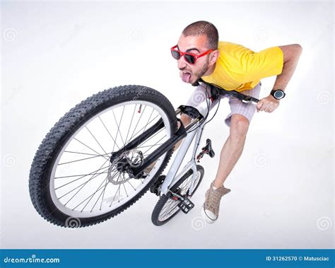 Verrückter Junge Auf Einem Schmutzsprungsfahrrad Das Lustige Gesichter