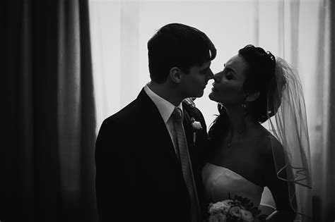 窓の近くに立っている黒い白い写真美しい若いカップル ソファのストックフォトや画像を多数ご用意 ソファ テーブル ネクタイ Istock