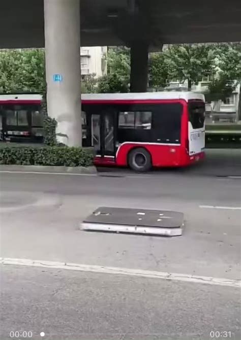 北国布衣 On Twitter Rt Xiaomiehm 国产新能源吉特斯拉汽车，在成都街头行驶途中电池包竟然掉下来了！ 😂😂😂😂😂😂
