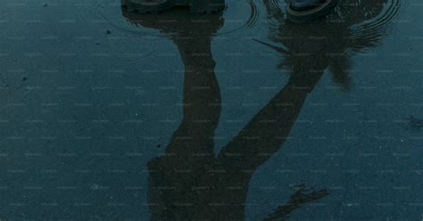 우산을 들고 웅덩이에 서있는 사람 사진 Unsplash의 웅덩이 이미지