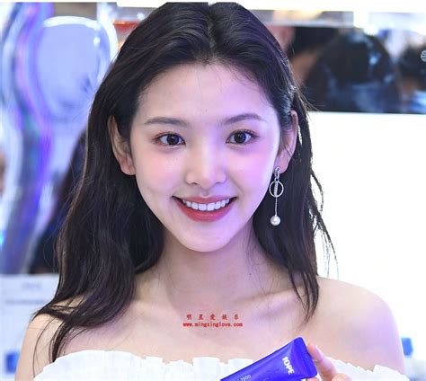 Mingxinglove On Twitter 章若楠 艾诺碧化妆品发布会花絮照片，性感露肩裙、光脚高跟造型，高清4k分辨率原图无修