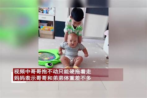 哥哥怕40斤弟弟坐地上受凉，抱不动硬拖回垫子后累倒：哥哥42斤哥哥坐地垫子
