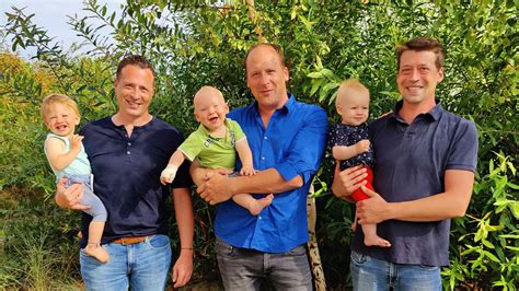 Familienglück Babys dieser drei Brüder sind fast gleich alt