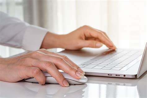 랩톱 컴퓨터로 작업하는 마우스를 사용하는 비즈니스 여성의 클로즈업 여성 손 손에 대한 스톡 사진 및 기타 이미지 손 컴퓨터