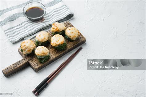 연어 게 오이 아보카도 날아다니는 생선 알 매운 소스를 곁들인 구운 스시 마키 롤 흰 돌 배경 카피스페이스 텍스트 공간 0명에