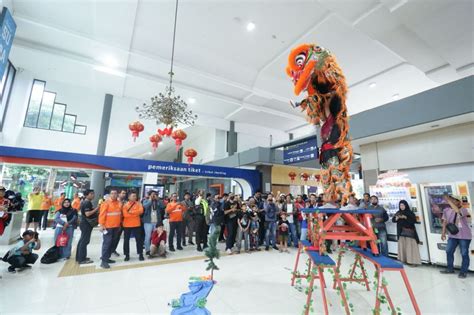 Meriahkan Imlek KAI Daop Surabaya Hadirkan Atraksi Barongsai Di Stasiun